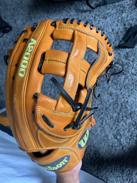 A2000 Outfield Glove | SidelineSwap | Buy and Sell on SidelineSwap