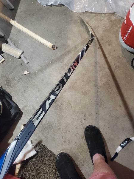 Used Intermediate Easton Right Handed Hockey Stick Sakic curve ...