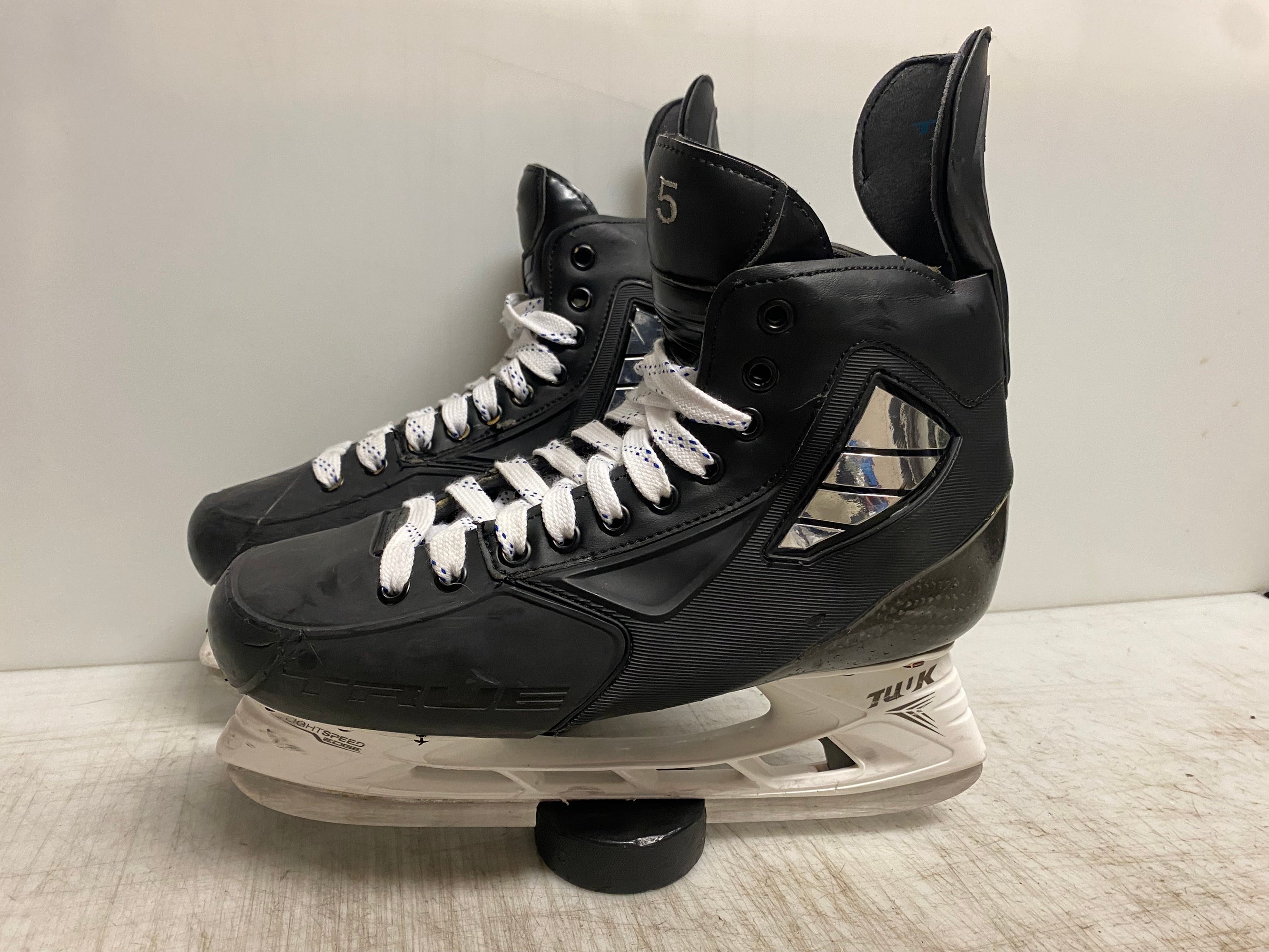 TRUE Pro Custom Mens Pro Stock Hockey Skates 10 D 3538 | SidelineSwap