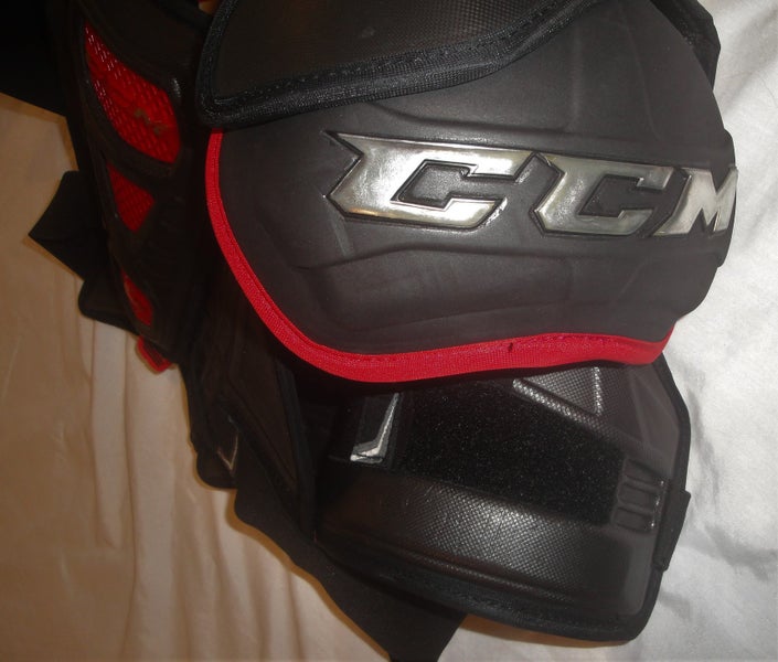 CCM U+ CL CRAZY LIGHT SHOULDER PADS SENIOR MEDIUM | SidelineSwap | Buy ...