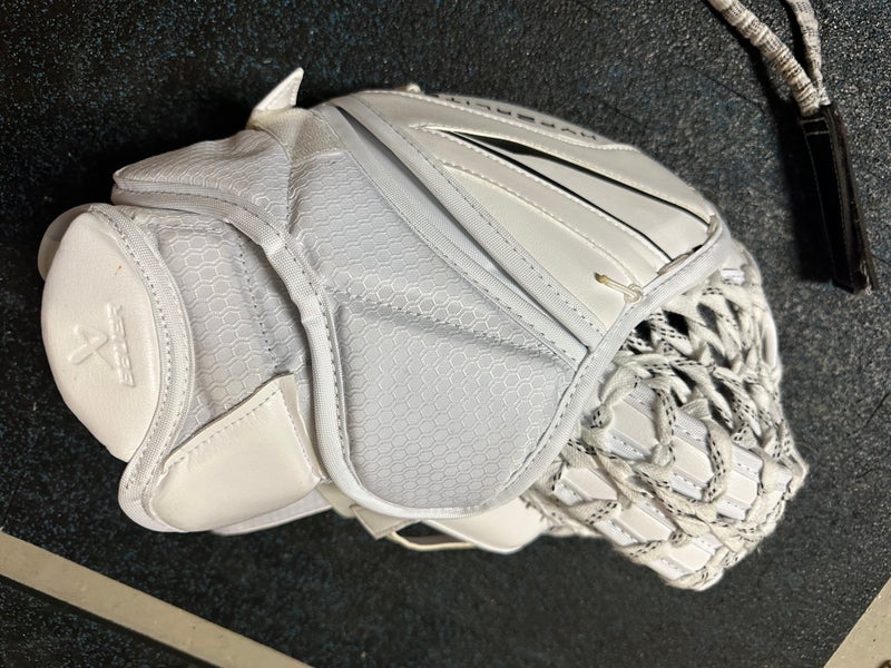 New Bauer Regular Hyperlite 2 Pro V90 580 Break Glove | SidelineSwap | Buy and Sell on SidelineSwap