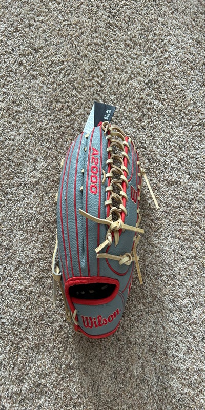 Right Hand Throw 12.5" A2000 Baseball Glove | SidelineSwap