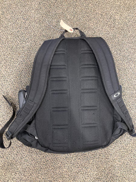 Black Used Men's Oakley Backpacks & Bags Bag Type | SidelineSwap | Buy ...