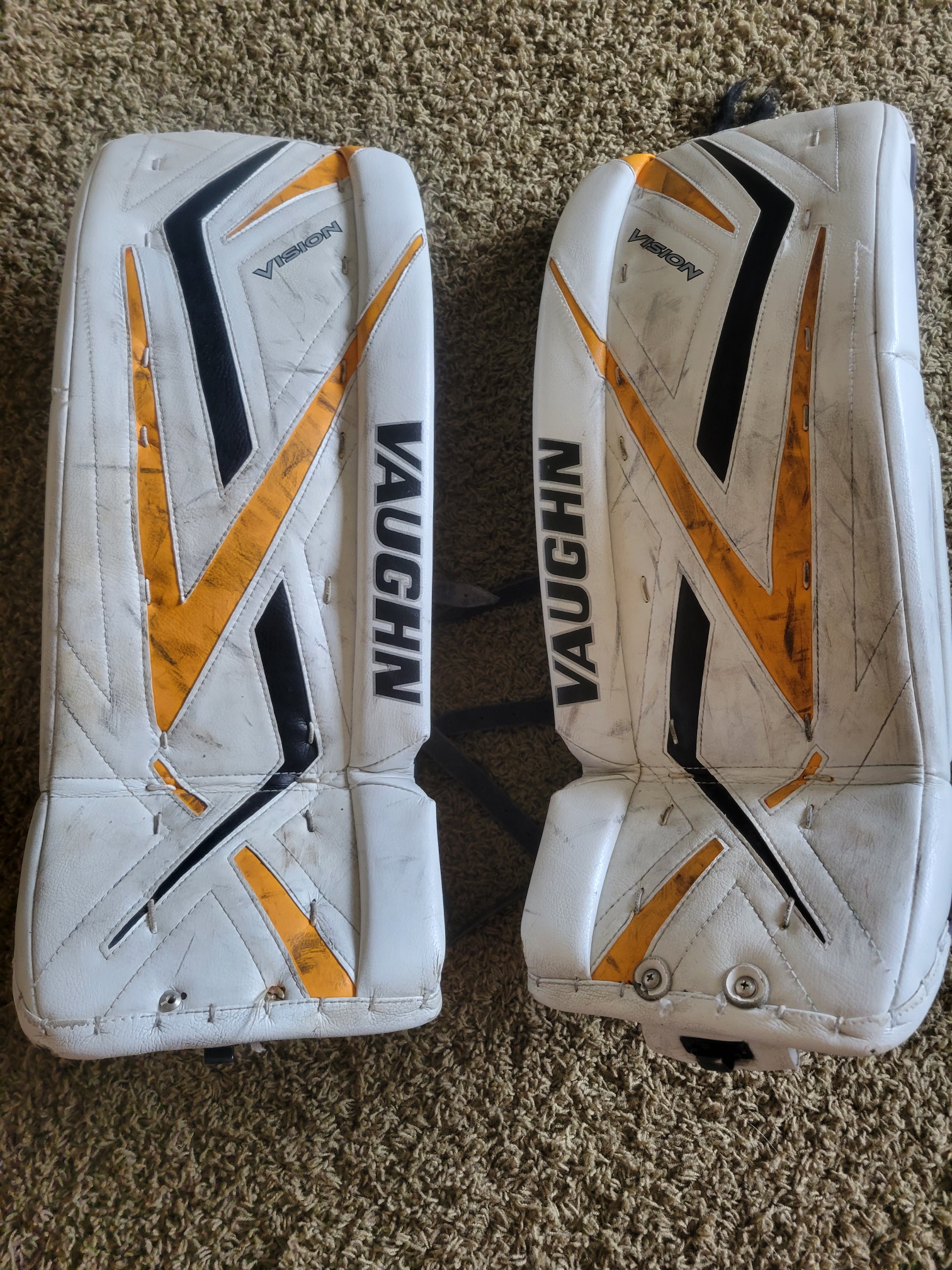 27" Vaughn Vision 9200 Goalie Leg Pads | SidelineSwap