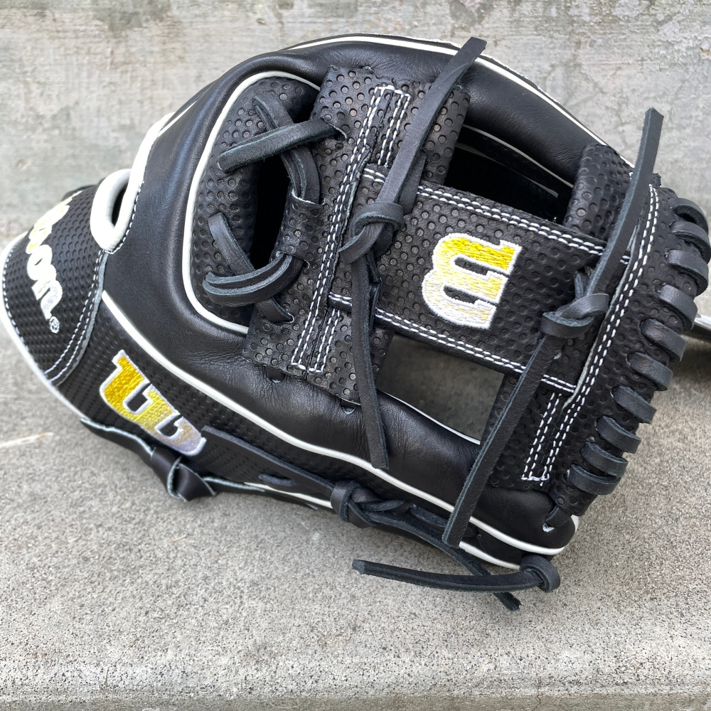 New Wilson 2022 A2000 series 1716 11.5" Infield Baseball Glove RHT right hand | SidelineSwap