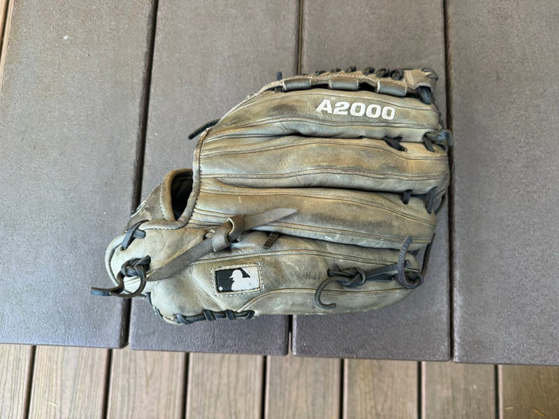 Wilson A2000 11.75” Baseball Glove D33 Lefty | SidelineSwap | Buy and ...