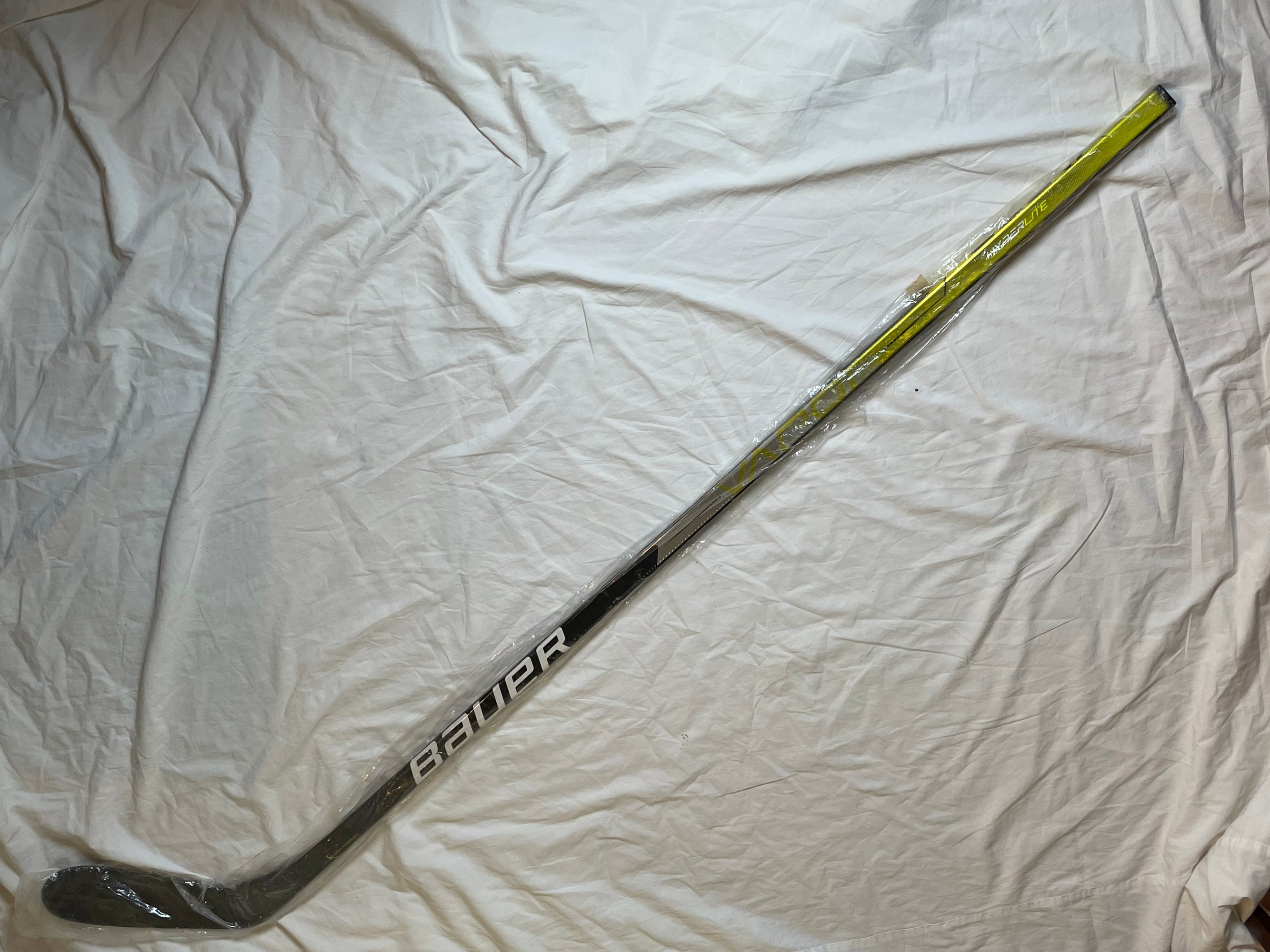 New Bauer Hyperlite Hockey Stick RH P28 Lie 6 77 Flex (Custom ...