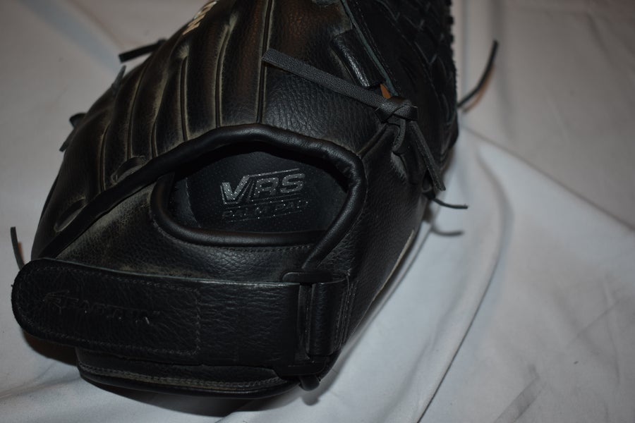 Easton Black Magic Baseball Glove, 12.5 Inches - Great Condition ...