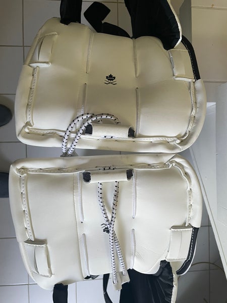 Ccm axis 2.9 leg pads 31 Intermediate | SidelineSwap | Buy and Sell on ...