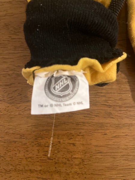 Boston Bruins Hat, And Gloves Set | SidelineSwap | Buy and Sell on ...