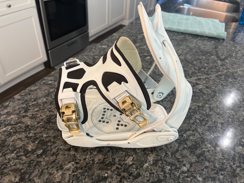 Large Flow All Mountain (Used) Alpha Snowboard Bindings | SidelineSwap ...