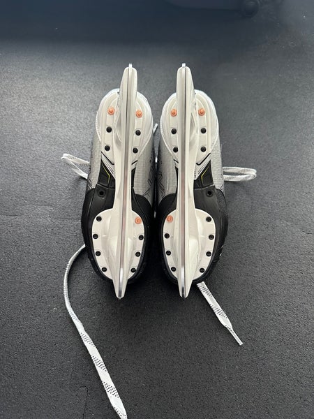 2024 Bauer Vapor Hyperlite 2 Regular Width Size 5.5 (New) | SidelineSwap | Buy and Sell on ...