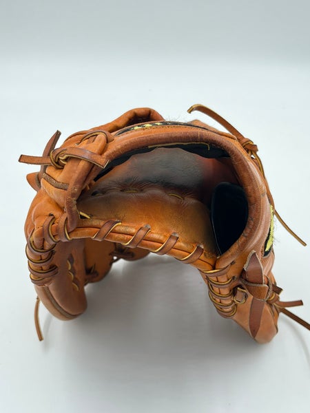 Wilson a2000 EL3 11.75 Infield baseball glove | SidelineSwap | Buy and ...