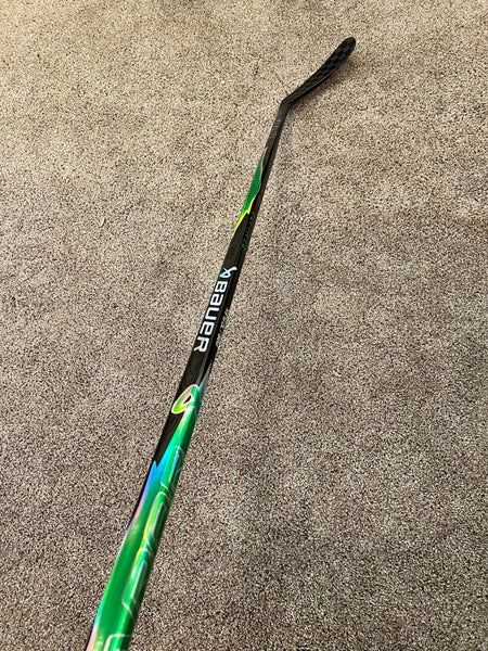 NEW! Senior Bauer Vapor FlyLite GREEN RH P28 70 flex hockey stick ...