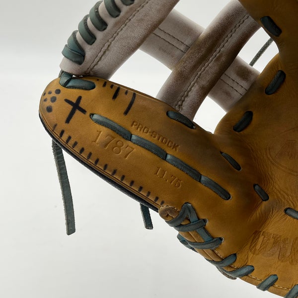 Wilson A2000 1787 11.75 Infield Baseball Glove | SidelineSwap | Buy and ...