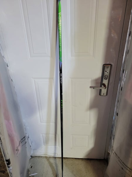Intermediate green Bauer Vapor FlyLite Left Hand Hockey Stick P28 ...