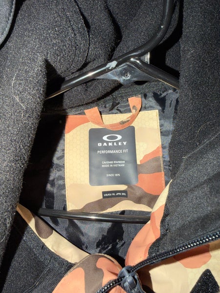 Black Men's XL Oakley Jacket (Used) | SidelineSwap | Buy and Sell on ...
