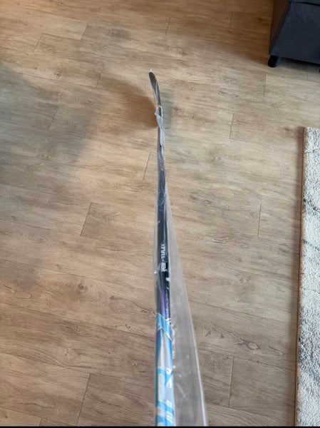 Senior Bauer Vapor FlyLite Right Handed Hockey Stick P28 77 Flex Pro ...